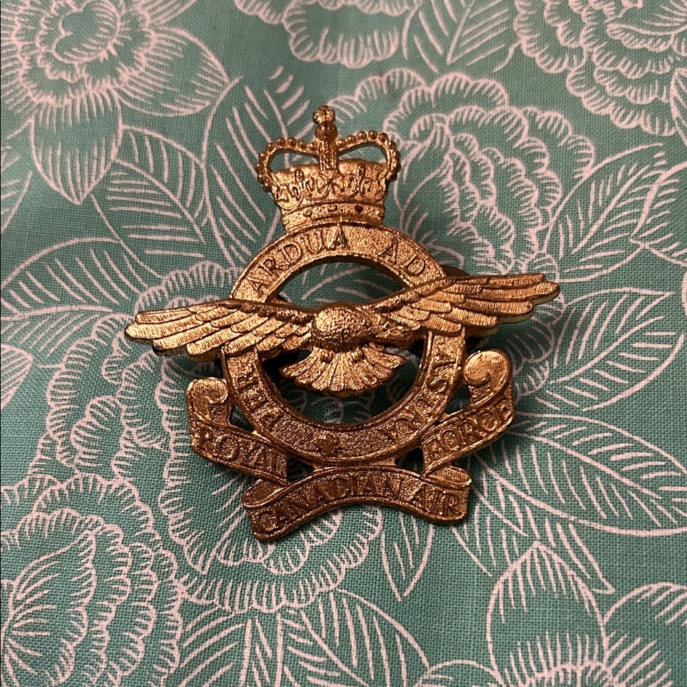 Vintage Royal Canadian Air Force (Rcaf) Cap Badge. - Gem